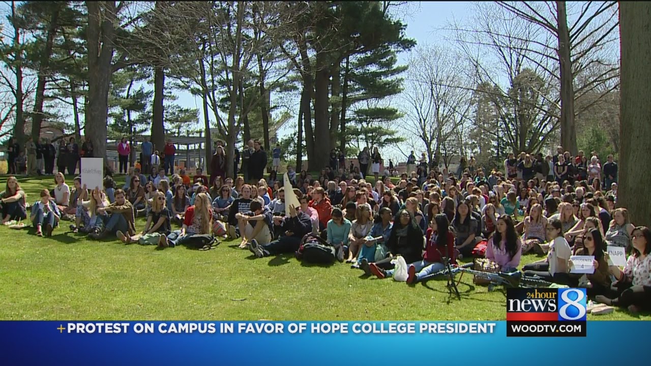 Students, faculty show support for Hope College president - YouTube