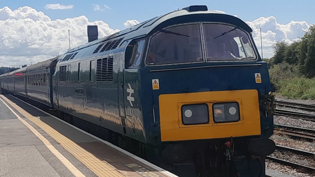 Western Champion D1015 arrives into Westbury working 1Z79 1515 Cranmore ...