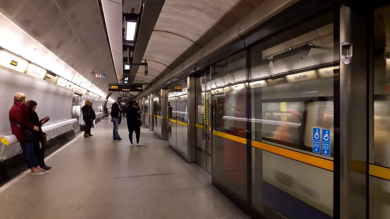 London Underground Jubilee Line: 1996 Tube Stock #96918 arriving at ...