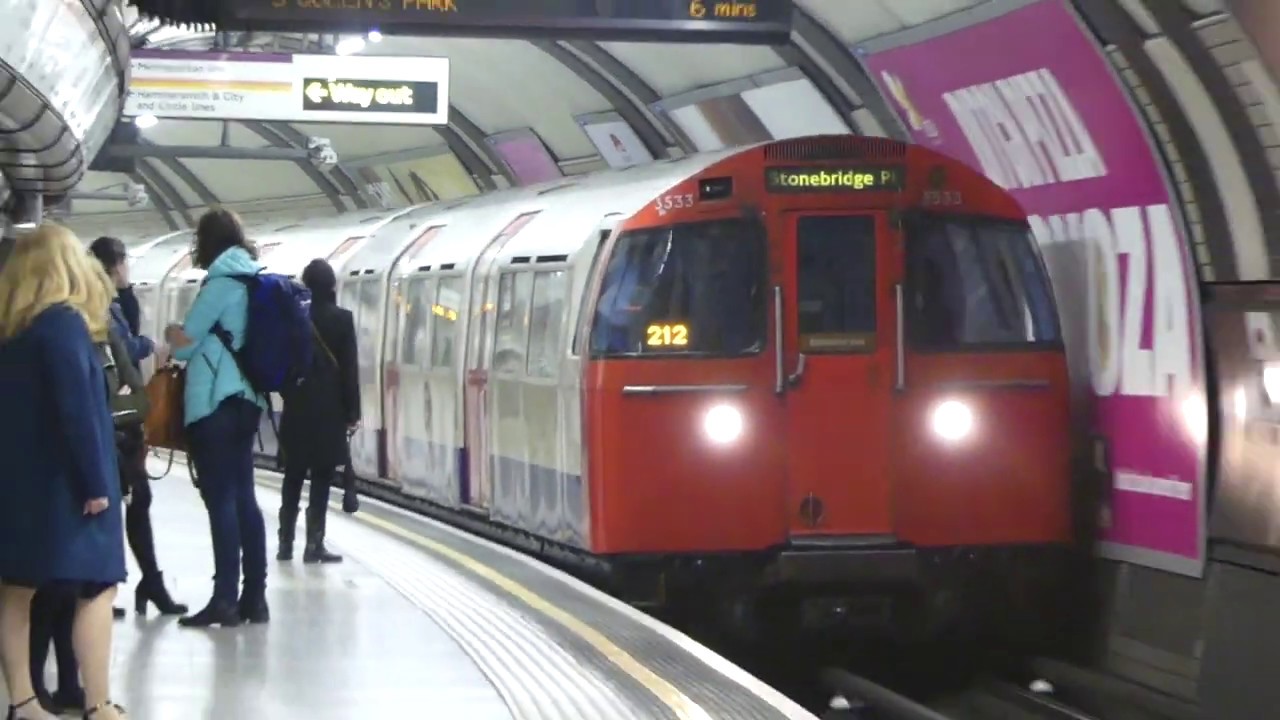 London Underground: 1972 Stock Bakerloo Line Deep Tube at Baker St ...