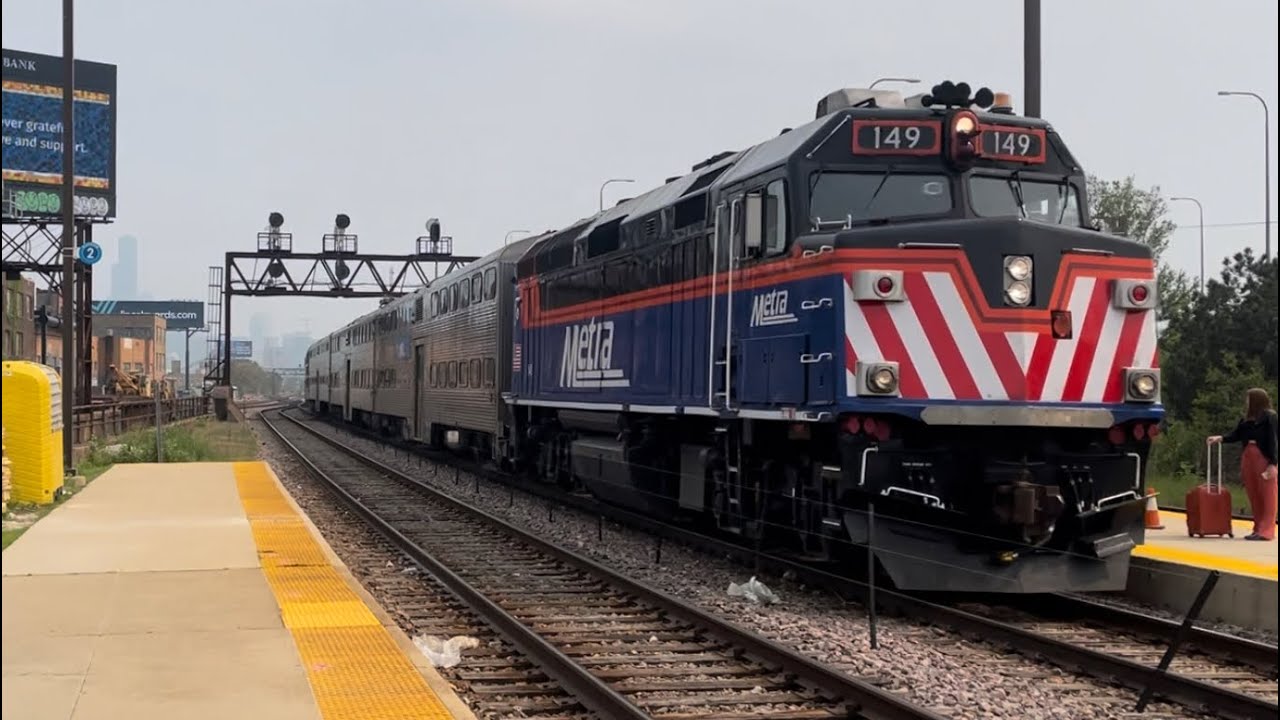 Metra F40PH-3 #149 on the Union Pacific Northwest Line - YouTube