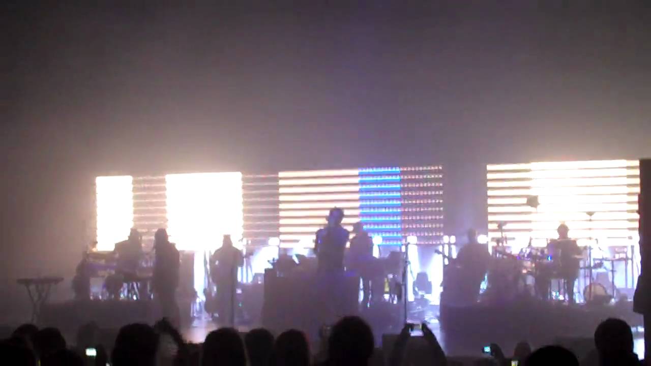 Massive Attack -"Risingson" - Live @ the wiltern 5/19/2010 - YouTube
