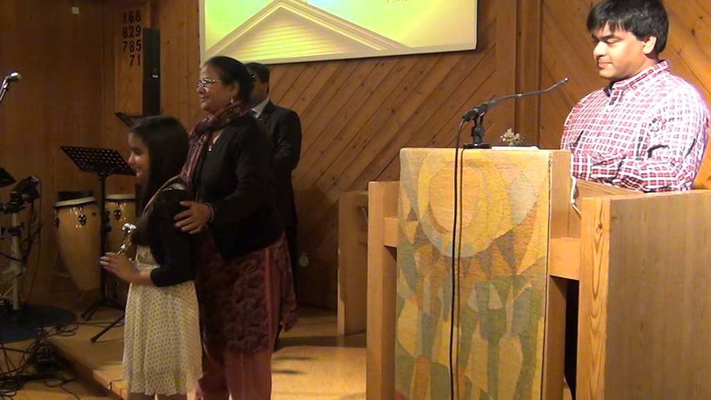 Liza Mathews distributing prizes to the children - YouTube