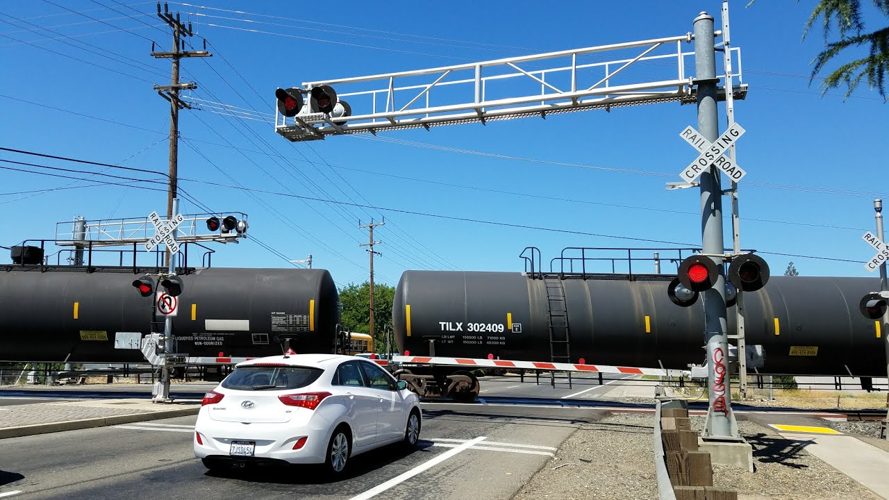 Calvine Road Railroad Crossing, BNSF 5301 Manifest Northbound Rerouted ...