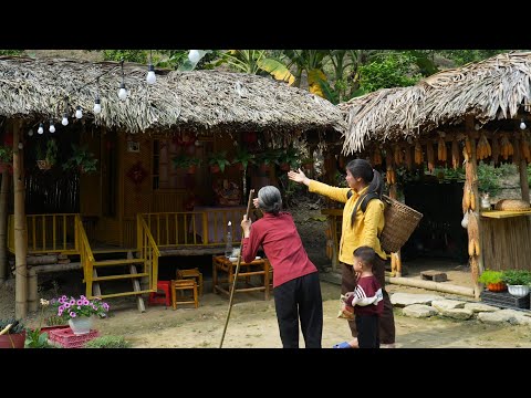 Eine glückliche alleinerziehende Mutter heißt eine freundliche Frau in ihrem Haus willkommen.
