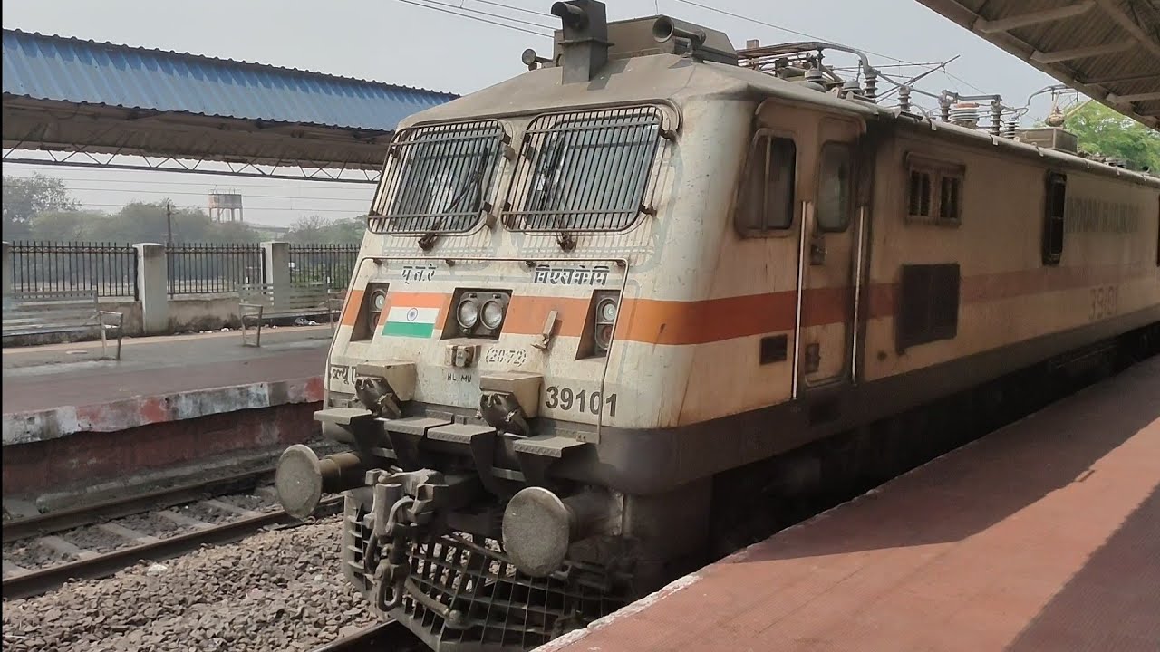 Deadly WAP 7, Train No:- 20806, New Delhi - Vskp, AP S.F Express Skips ...