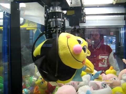 PINNACLE CLAW MACHINE@WAL MART CLAW WINS BEE EASTER BASKET - YouTube