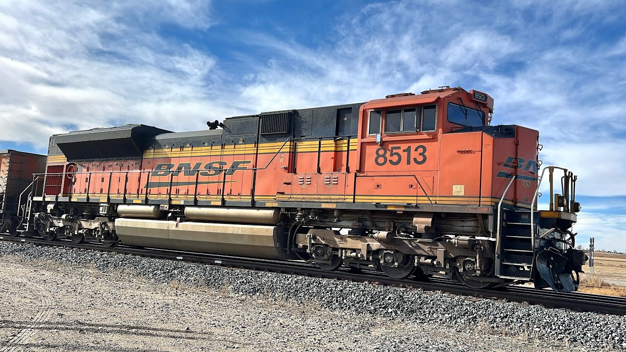 WHAT in the World!? RARE SD70ACe-P4 with K3LA Leads Solo on E-DONRWM in ...