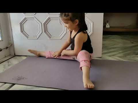 Full split by 4 years old girl.
