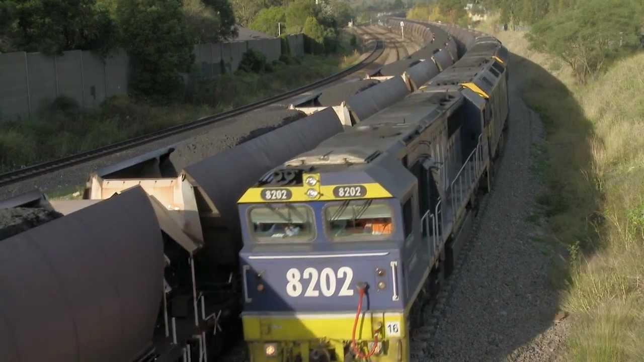 Coal Trains Cross in NSW - 82 Class & G Class Locomotives - YouTube