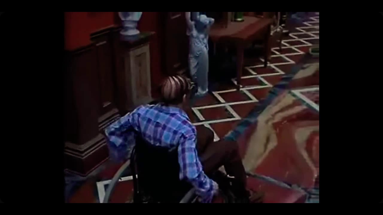 Scary movie 2 wheelchair battle with ghost - YouTube