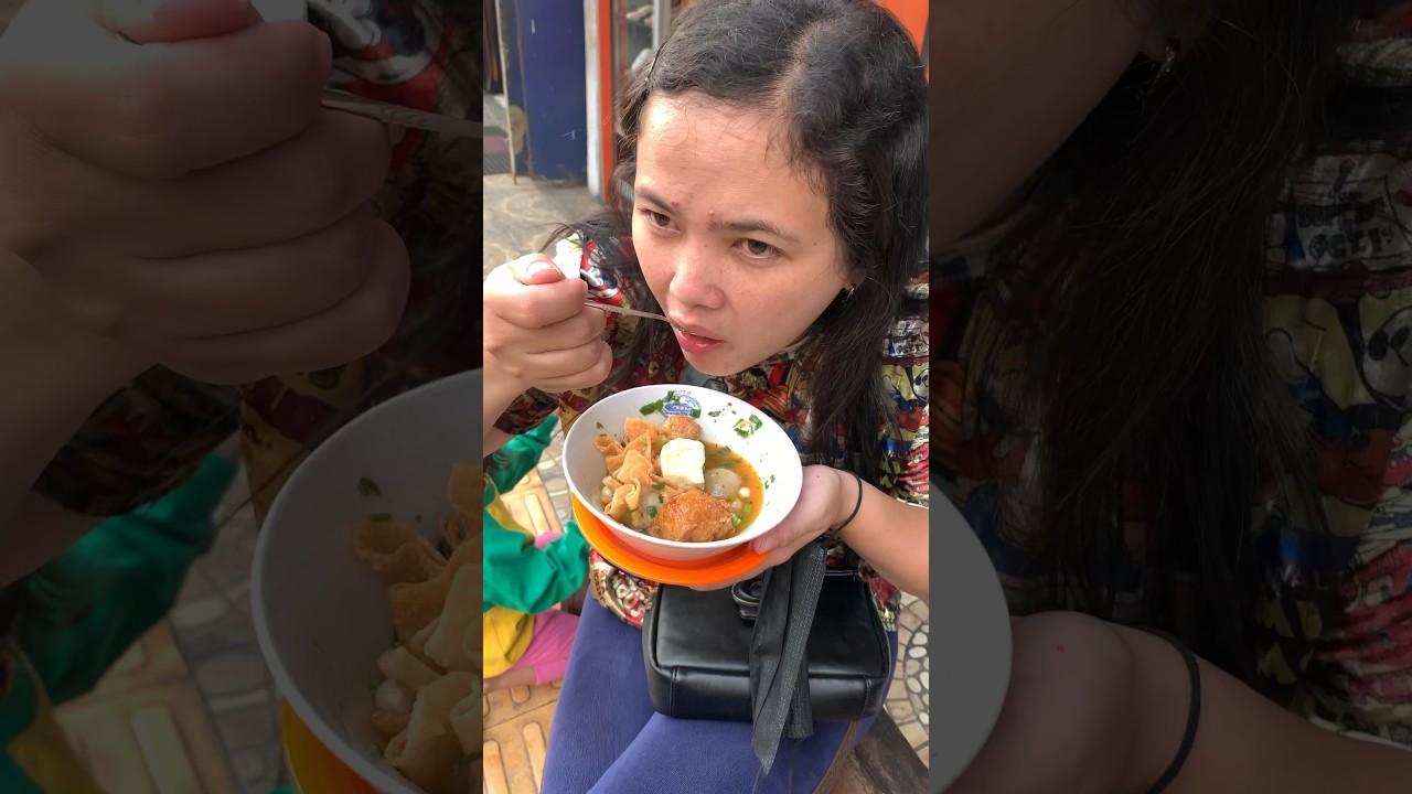 Ibu muda lagi nyantui makan baso aci mang ali‼️ rasa pedasnya jos..🤭‼️ ...