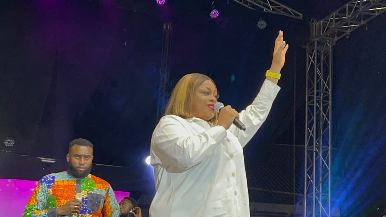 Sinach Performs Live in Kampala; Audience Screams to Her - YouTube