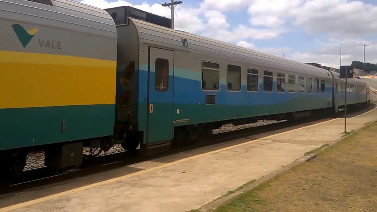 Trem de passageiros da Vale chegando de Vitória ES e partindo para BH ...