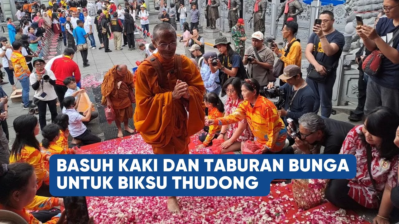 Taburan Bunga dan Basuhan Kaki untuk Biksu Thudong | Halo Indonesia ...
