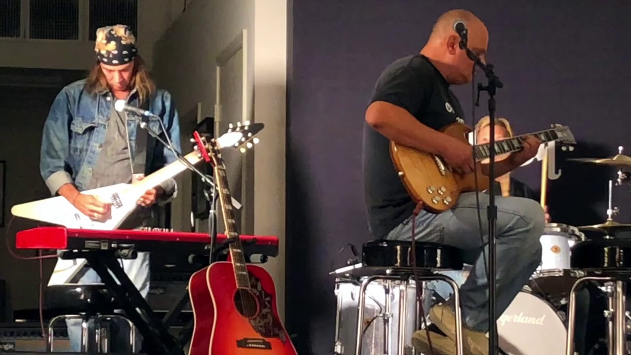 Shane Hunter plays the blues at Gibson - YouTube