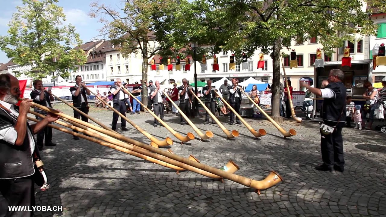 Joueurs de cor des alpes à Bulle en Gruyère - Alphorn players in the ...