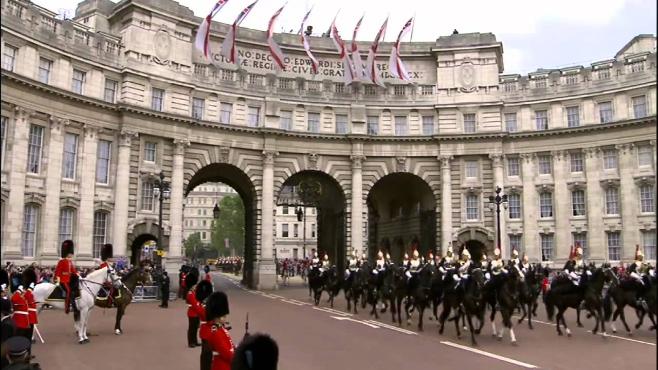 Royal procession: Prince William, Prince Harry and Duchess of Cambridge ...