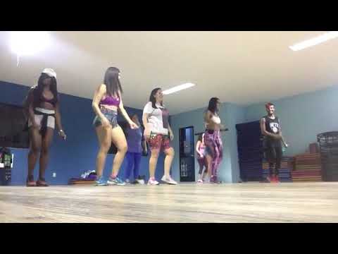 Jogando o bumbum pra cima kkkk