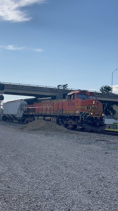 I did not expect this horn on a BNSF Dash 9! #BNSF #Trains - YouTube