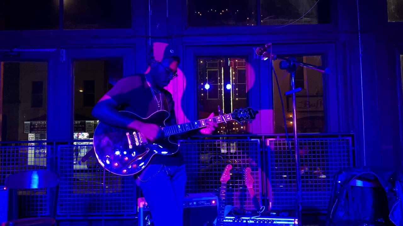 Xavier Shannon plays the boogie on 6th Street - YouTube