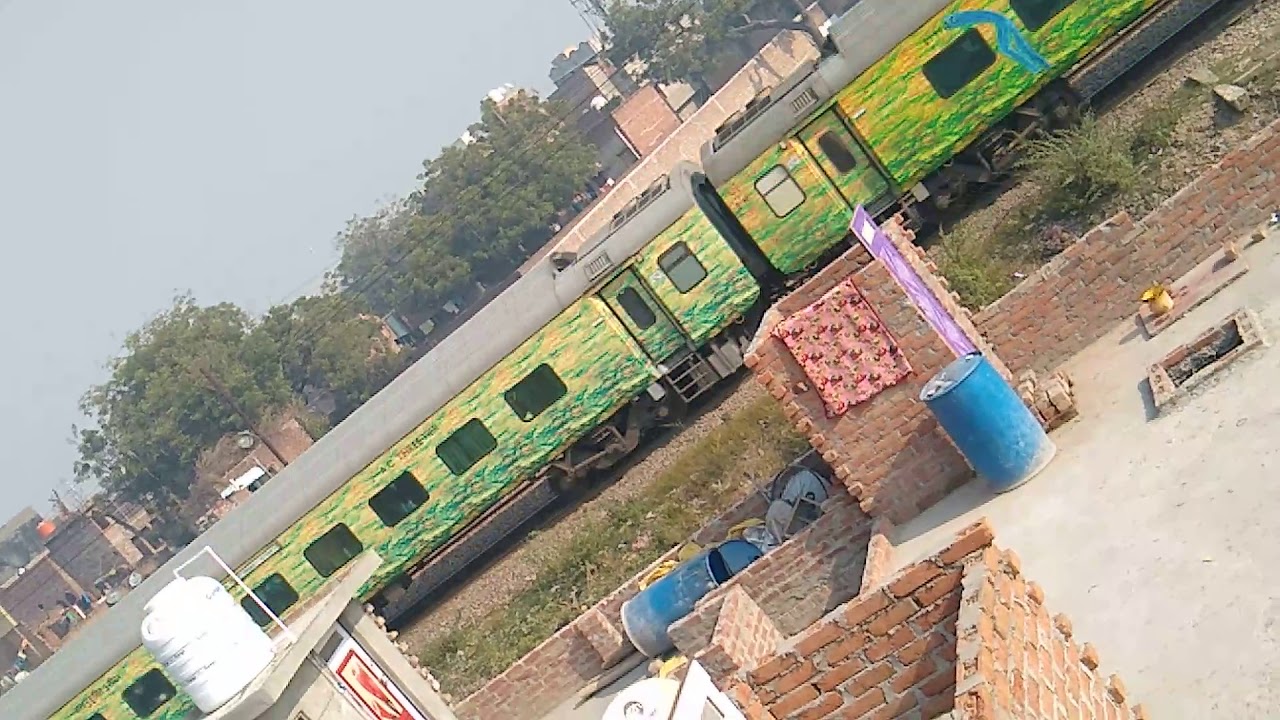 12259 Sealdah to New Delhi Duronto Express What a Speed.. - YouTube