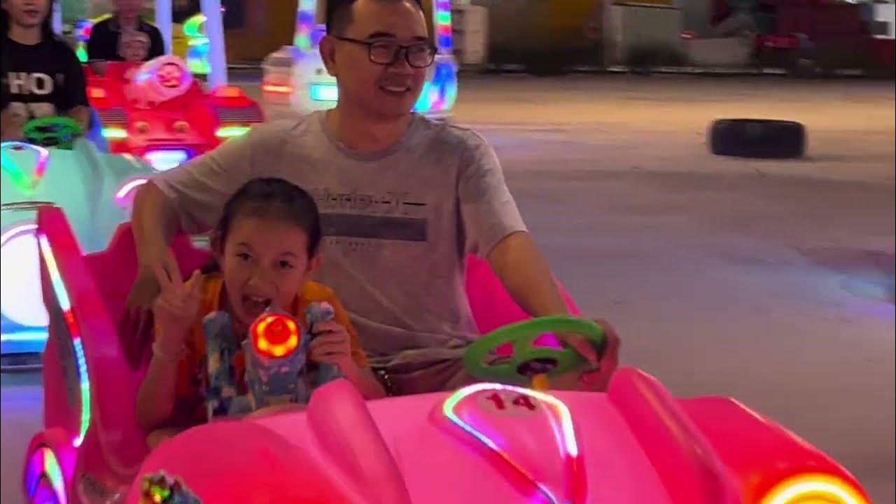 Hai Cha Đi Lái Xe Điện Ở Khu Vui Chơi Vào Ngày Cuối Tuần - YouTube