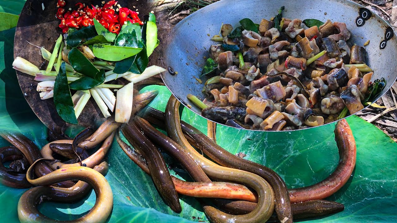 Local Cooking Life With Unique Menu With Eel - How Primitive Cooking ...