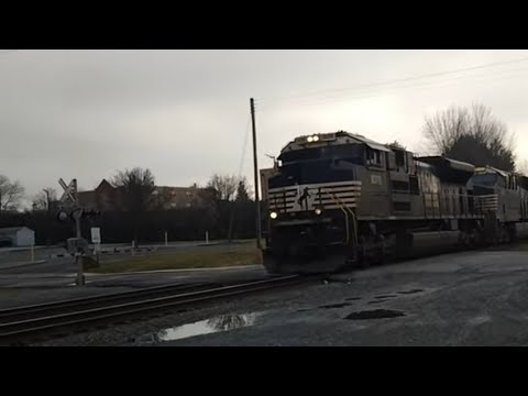 NS 1079 Leads NS 212 in Emmaus PA 12/29/21 - YouTube