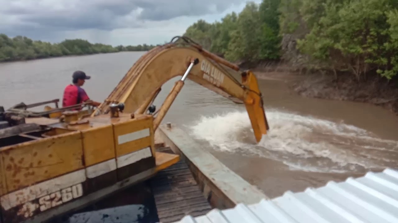 Xe cuoc bơi sông - YouTube