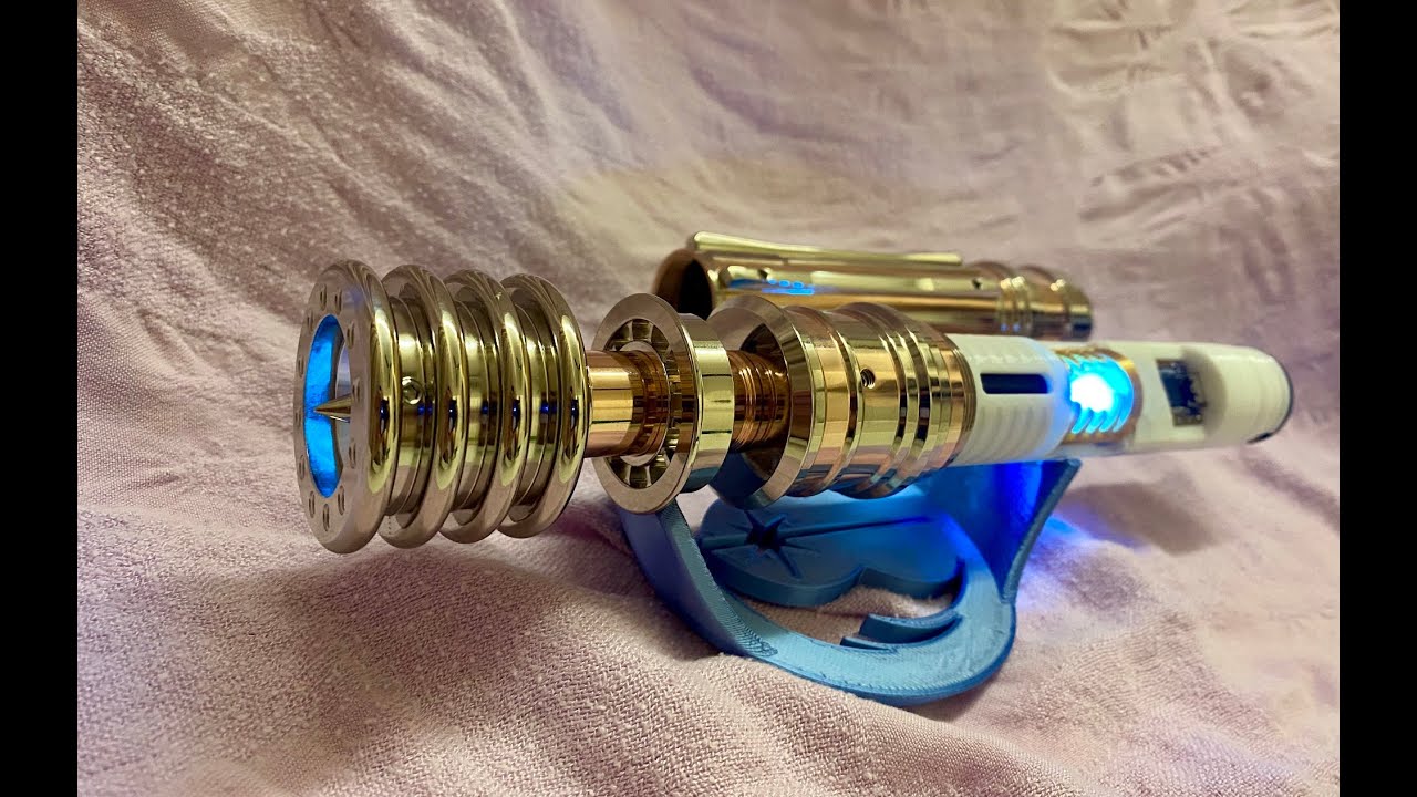 Leia’s Lightsaber Neopixel Crystal Chamber Reveal w/ OLED Display - YouTube