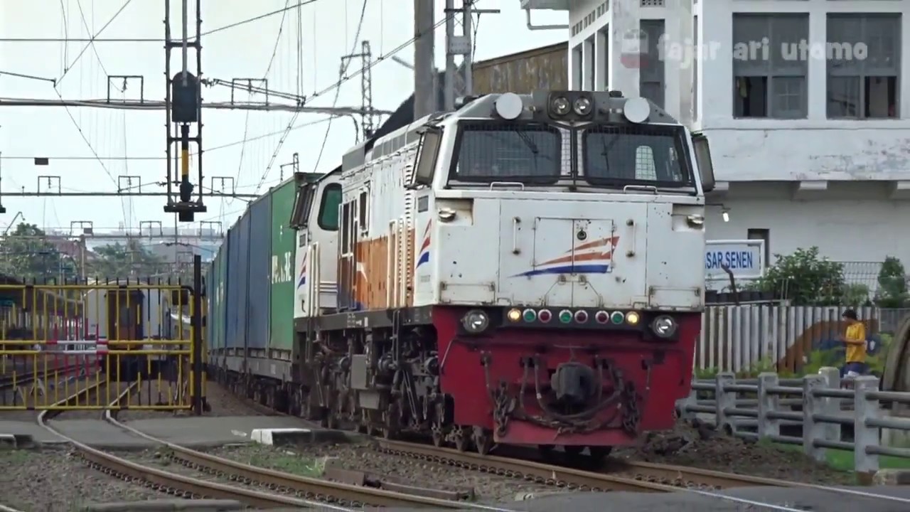 kompilasi kereta api barang bonus kereta lokal dan balast - YouTube