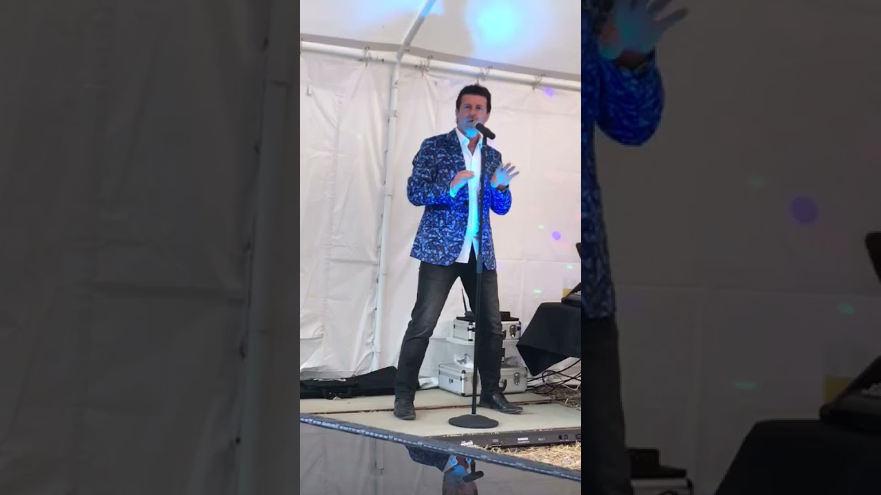 Dean Gee. Gig clip. Moondance - YouTube