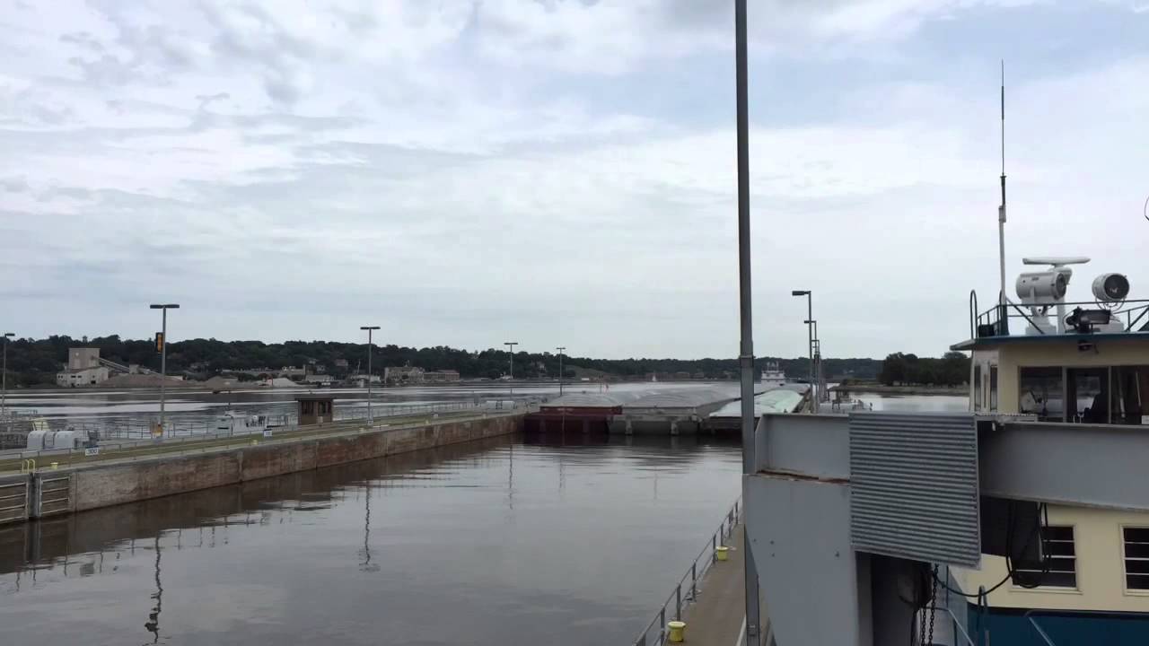 Tow entering Lock and Dam 15 from up river. - YouTube