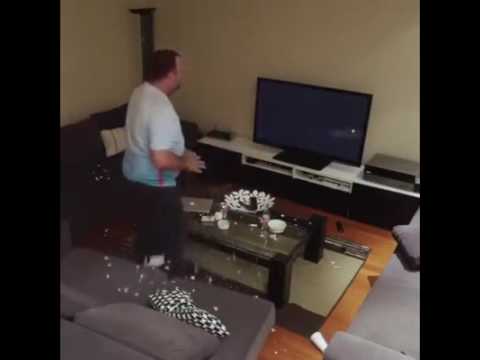 Maç İzleyen ADAMA Televizyon Kapatma Şakası