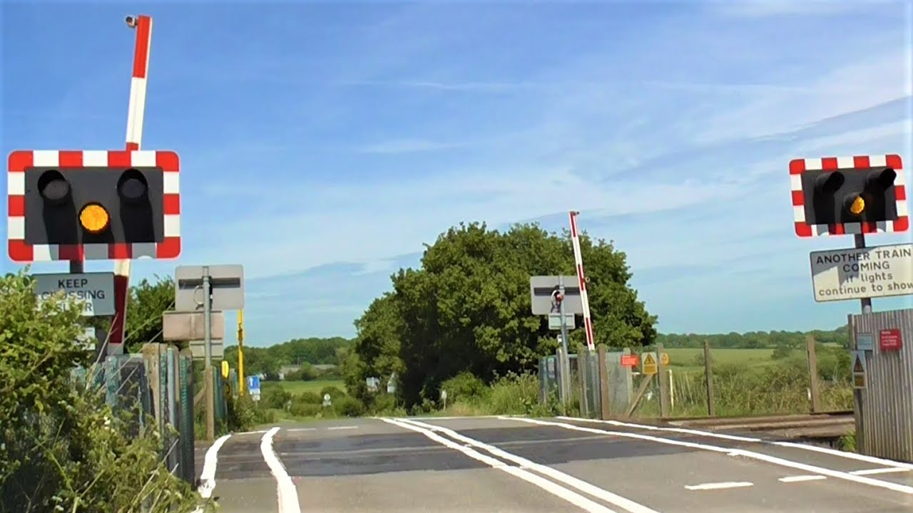 Wilmington Level Crossing, East Sussex - YouTube