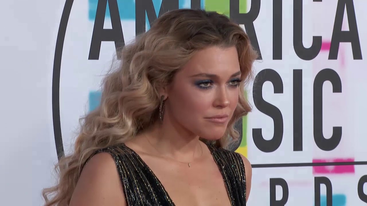 Rachel Platten Fashion - AMAs 2017 - YouTube