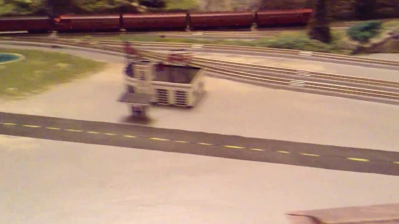 Z SCALE LAYOUT WITH ROKUHAN TRACK BY RG TRAIN LAYOUTS - YouTube