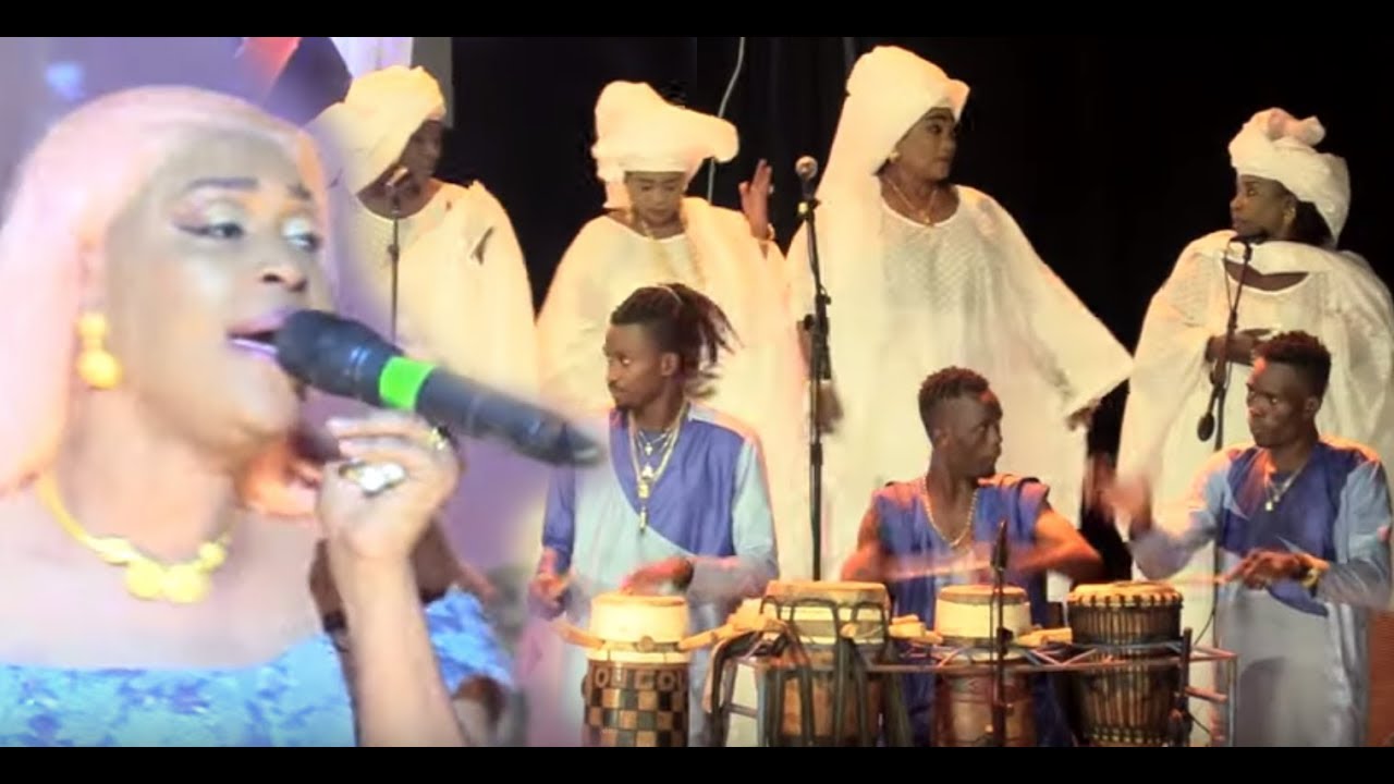 Les chanteuses Soda Mama et Daro Mbaye au concert de Titi grand theatre ...