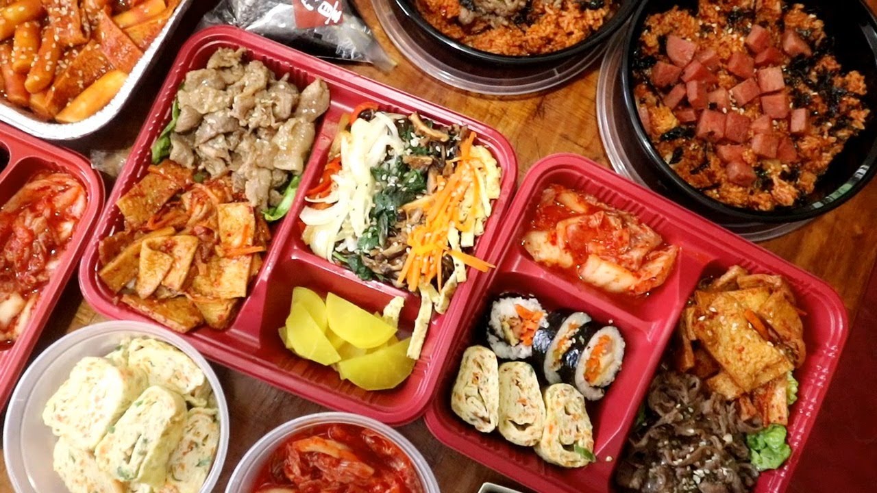 YUMMY KOREAN FOOD FEAST! TTEOBOKKI, KIMCHI RICE and MORE! - YouTube