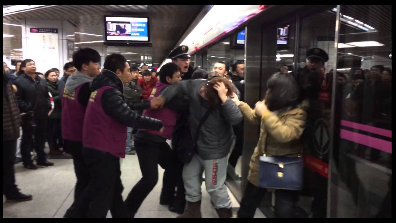 Chinese women were fighting because of jump a queue. - YouTube