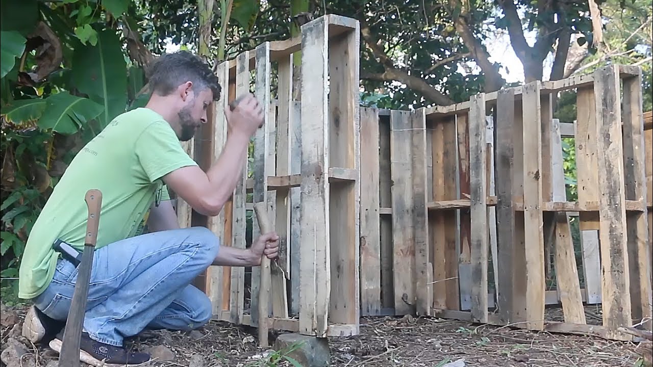 A Super Easy Pallet Compost Pile You Can Build in Minutes (for Free ...