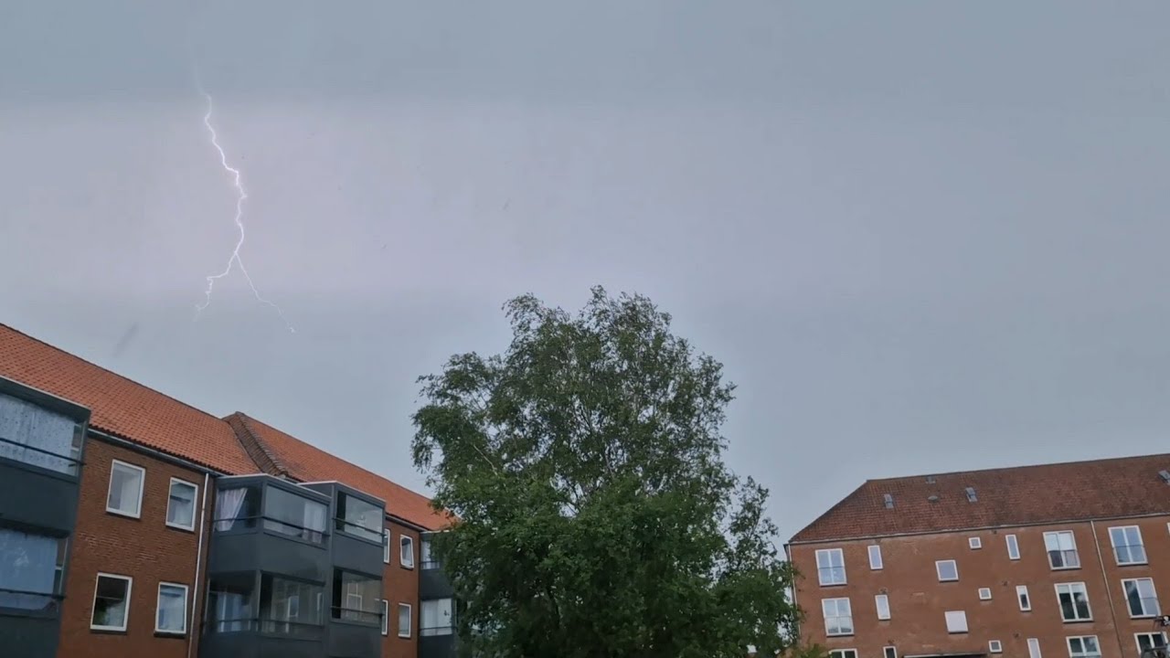04.07.23 Regnfuld tirsdag formiddag med torden i Korsør - YouTube