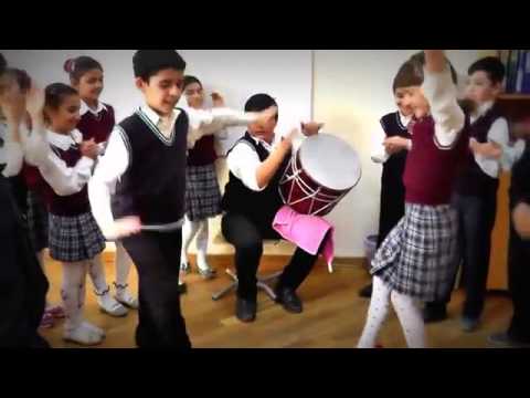 220 saylı məktəbdə 3-cü sinifdə super milli rəqs - Azerbaijan,school 220- Rövşən m.& şagirdləri