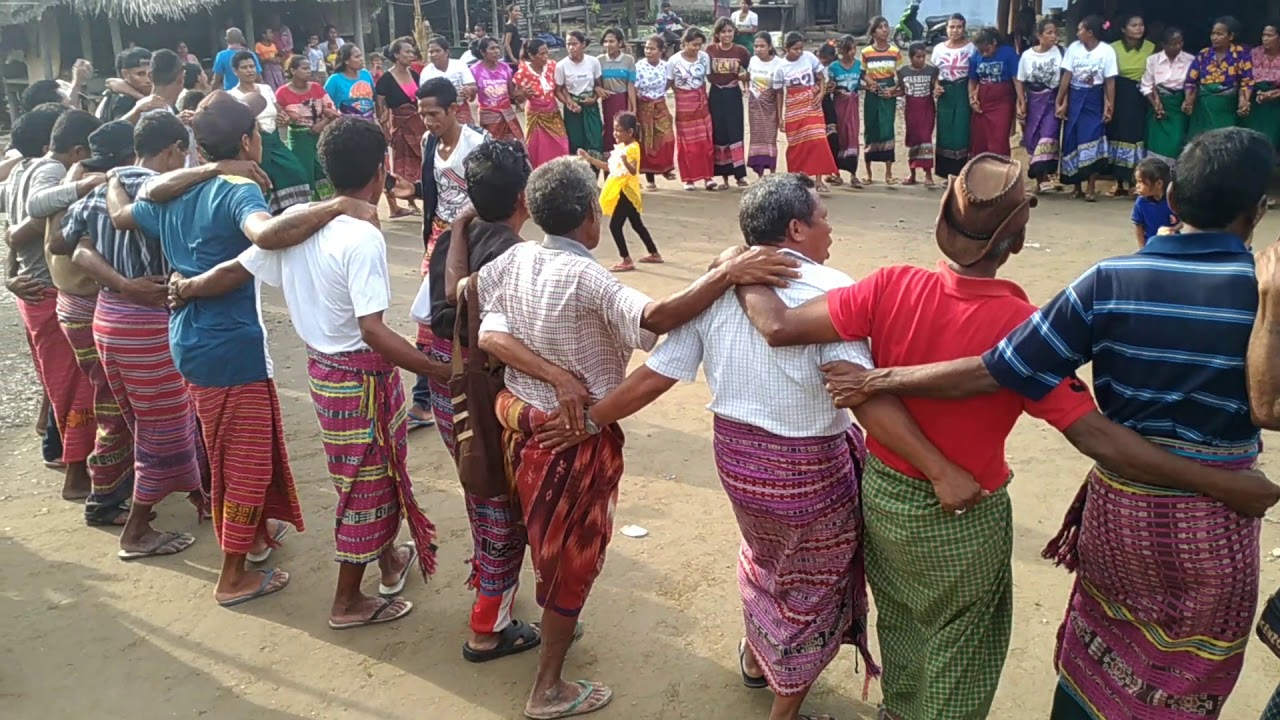 Tari Tebe Lese Luan di Dusun Toleon - YouTube