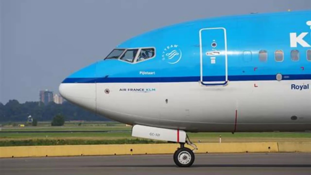 Boeing B737 landing close-up I Pilot makes hard bumpy landing 😮 - YouTube