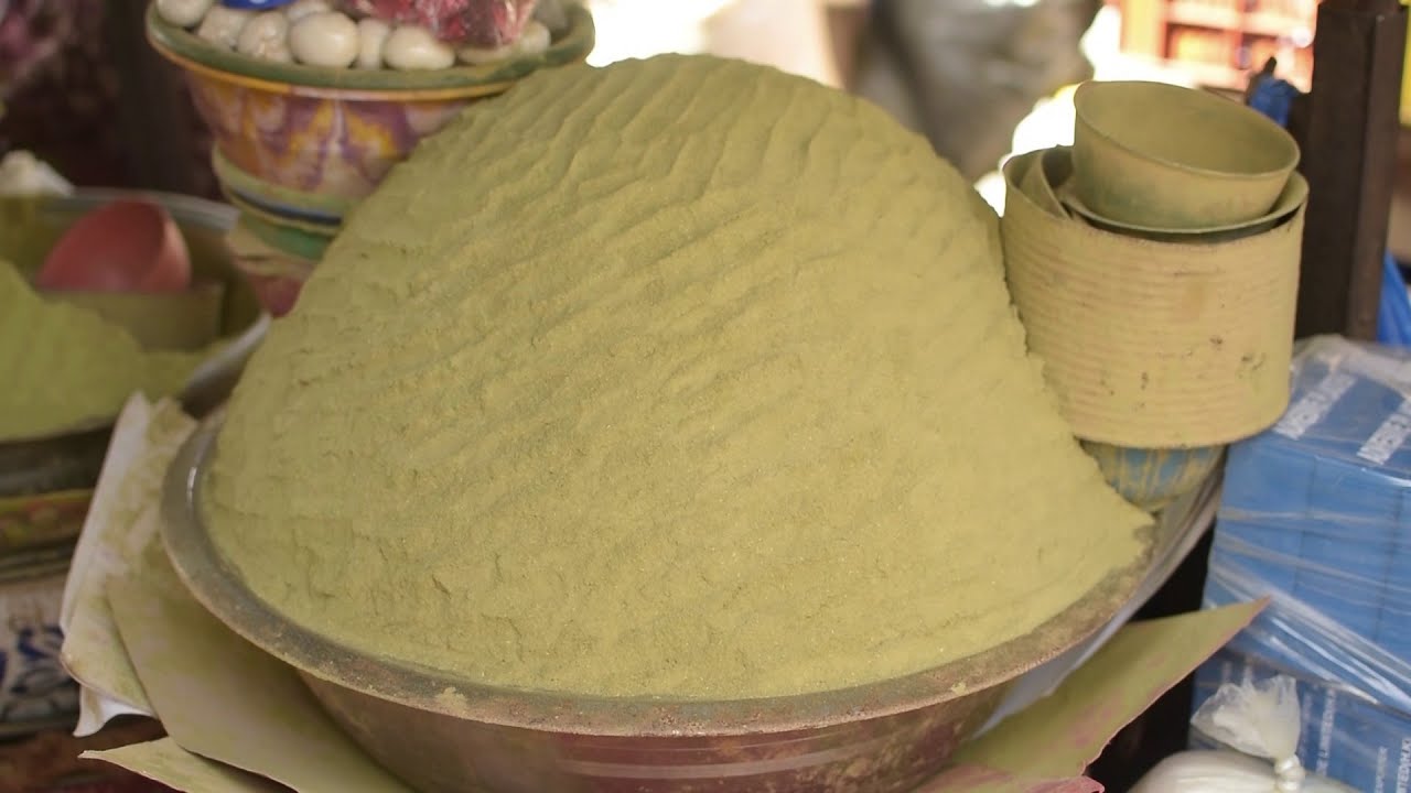 La pose du hénné ou djabi, une tradition devenue business juteux - YouTube