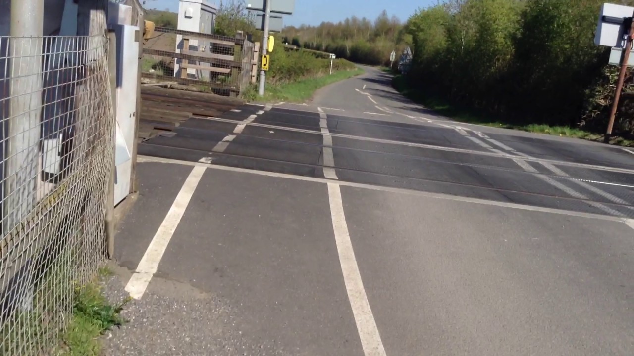 Pirton Level Crossing (Worcs) 08/04/2017 - YouTube