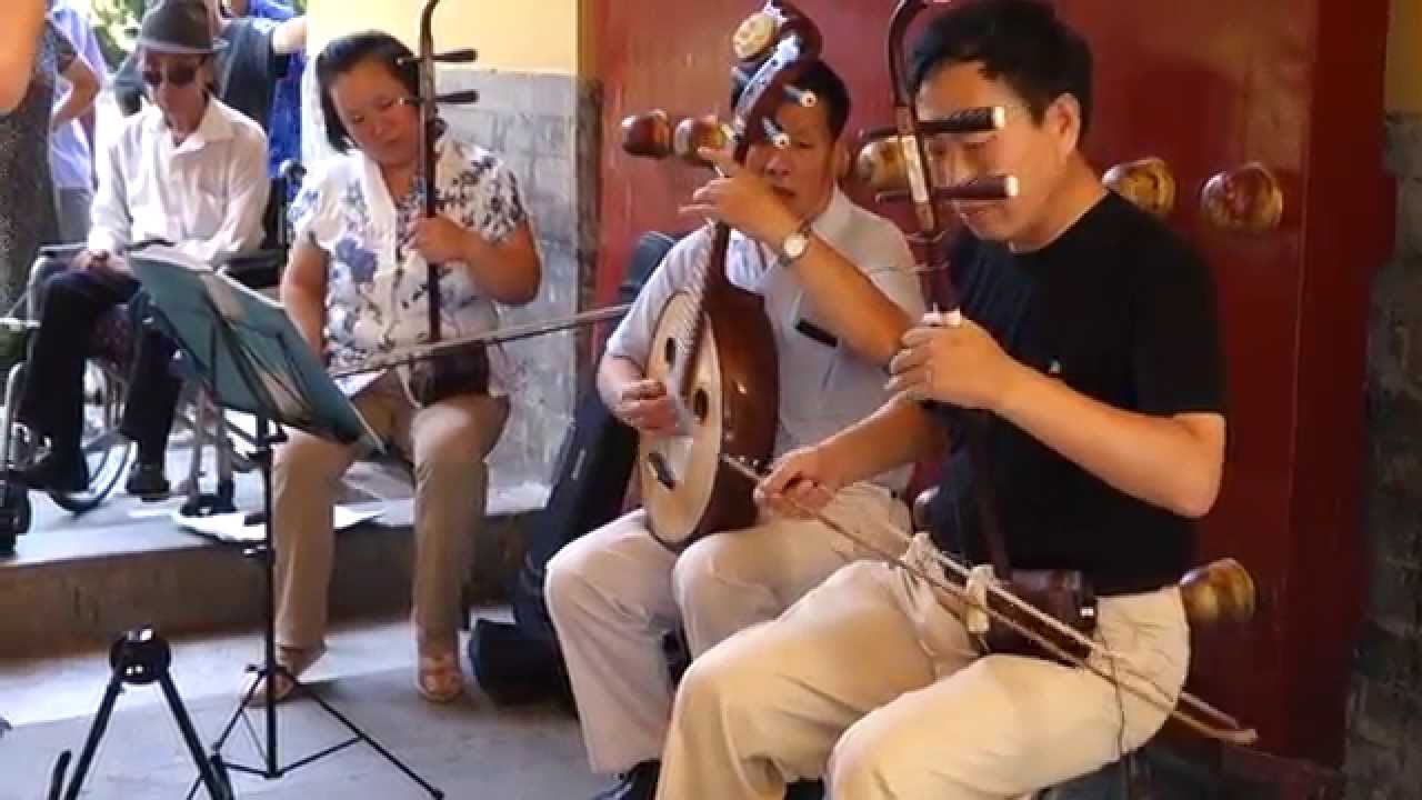 Traditional Chinese Folk Music at Beijing's Temple of Heaven - YouTube