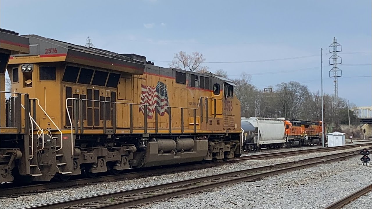 UP 2576 leads a train passed Union Station Feat. A bnsf B40-8w Nice ...